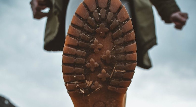 À PIEDS ou à PIED ? (orthographe)🦶