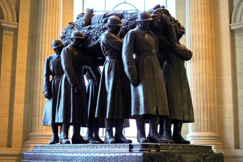 Passer l'arme à gauche : définition & origine [expression]