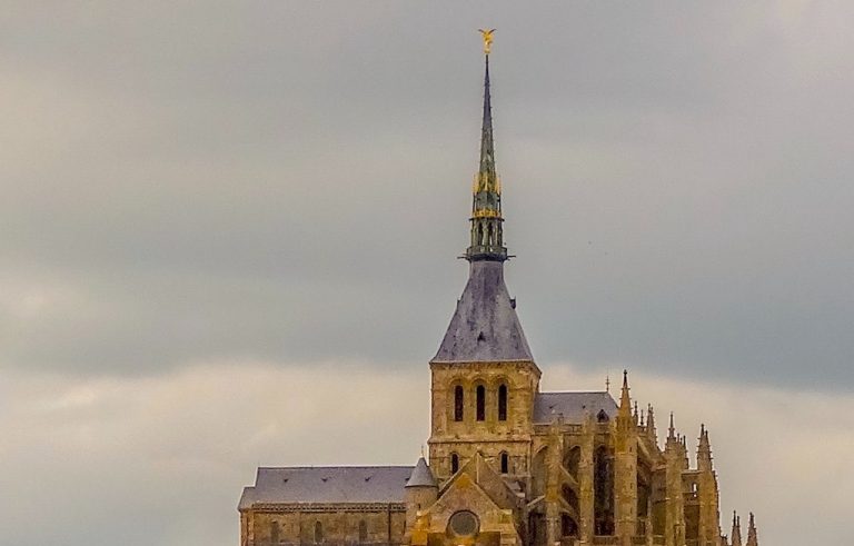 Être/porter au pinacle : définition · exemples · origine (expression)