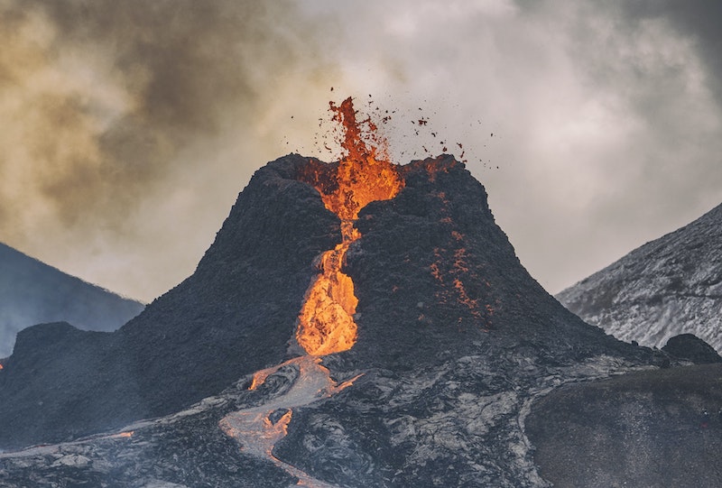 « Éruption » et « irruption » : quelle différence ? 🌋